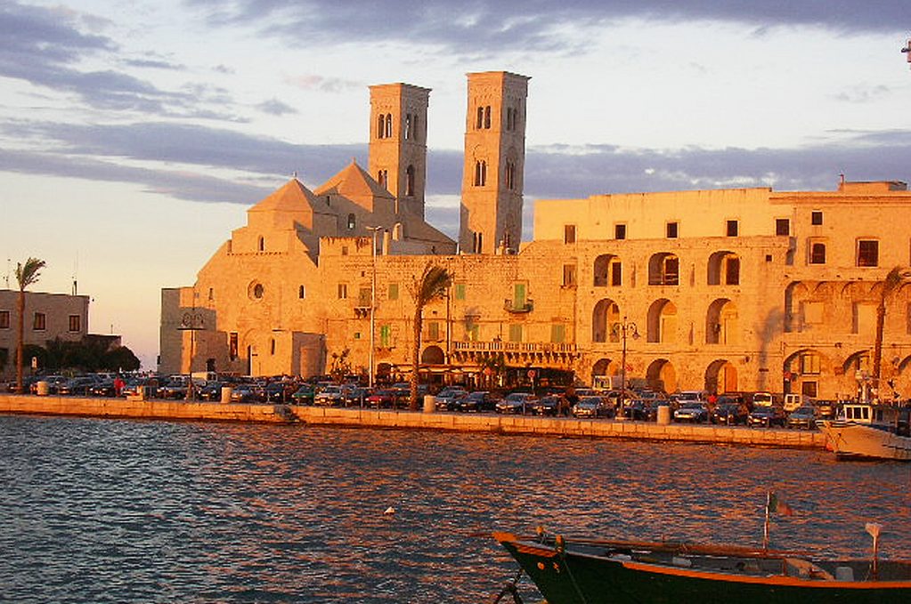 Molfetta. Il porto, il Duomo vecchio ed il Pulo