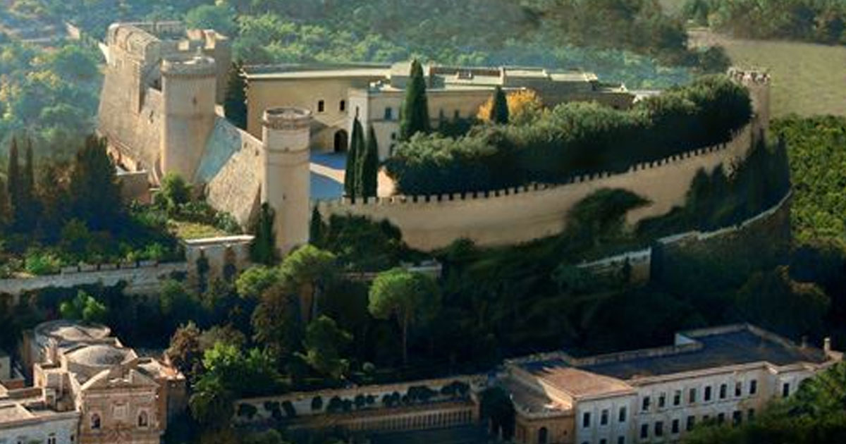 Oria ed il centro storico medievale con stradine tortuose e case imbiancate