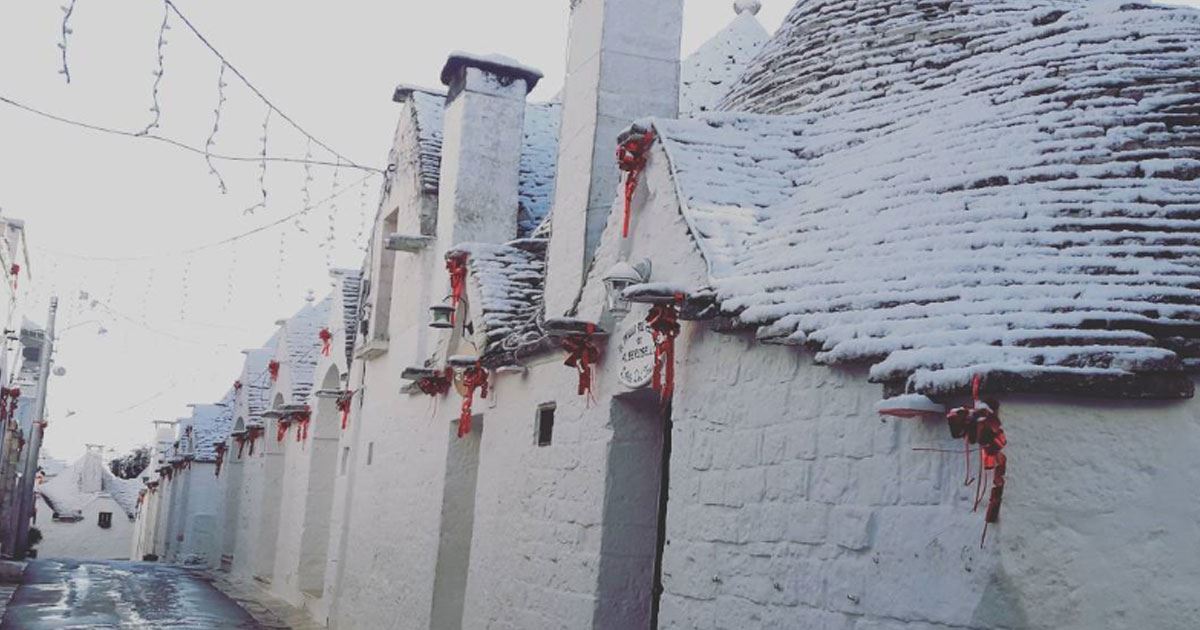 Neve in Puglia, primi fiocchi imbiancano Alberobello tra incanto e storia