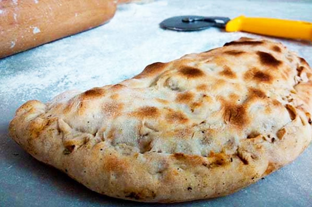 Calzone di Cipolla alla Barese (Ingredienti e Ricetta originale Pugliese)