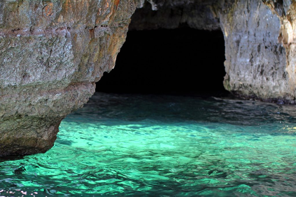 Grotta Verde, un tuffo nelle acque cristalline del Salento - Puglia.com