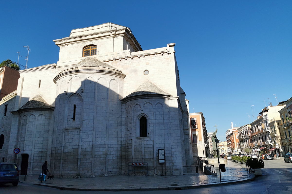 Basilica del Santo Sepolcro di Barletta, la chiesa alle spalle del ...