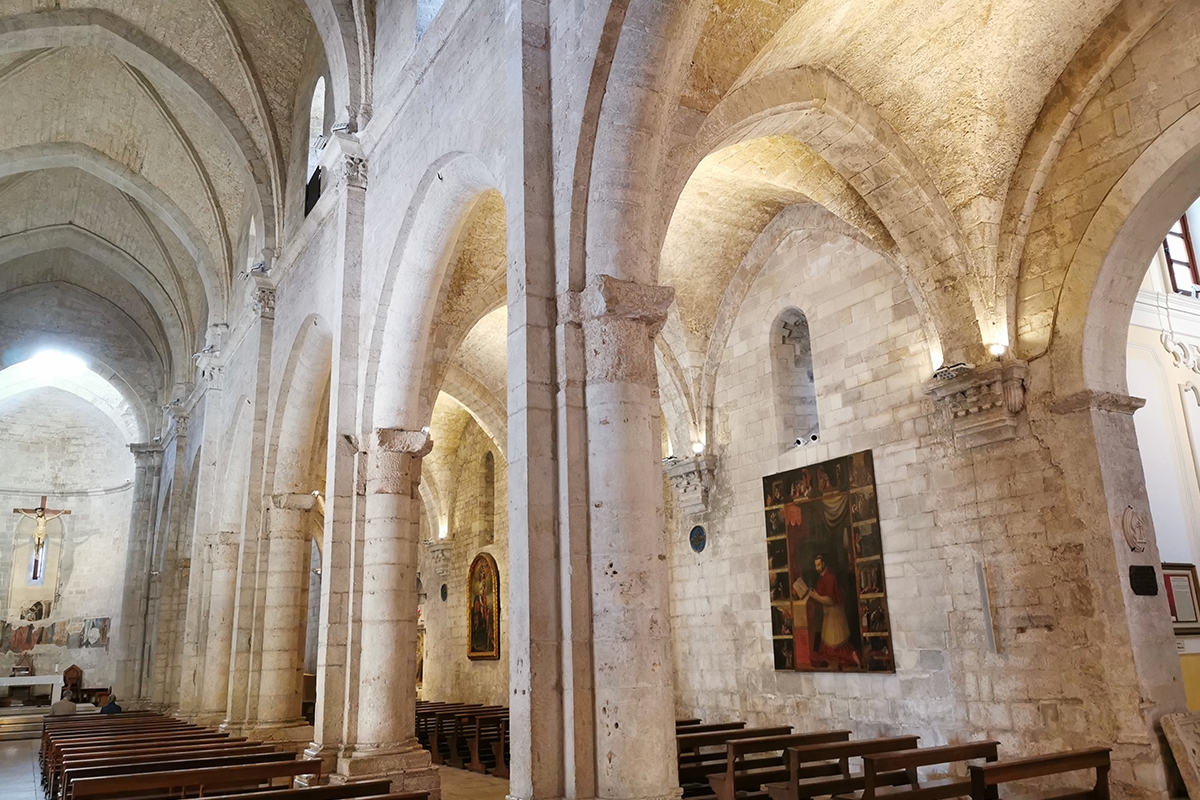 Basilica del Santo Sepolcro di Barletta, la chiesa alle spalle del ...