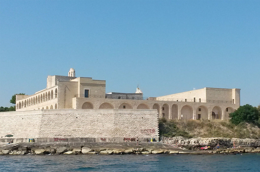 Monastero di Colonna, complesso romanico sul mare di Trani - Puglia.com